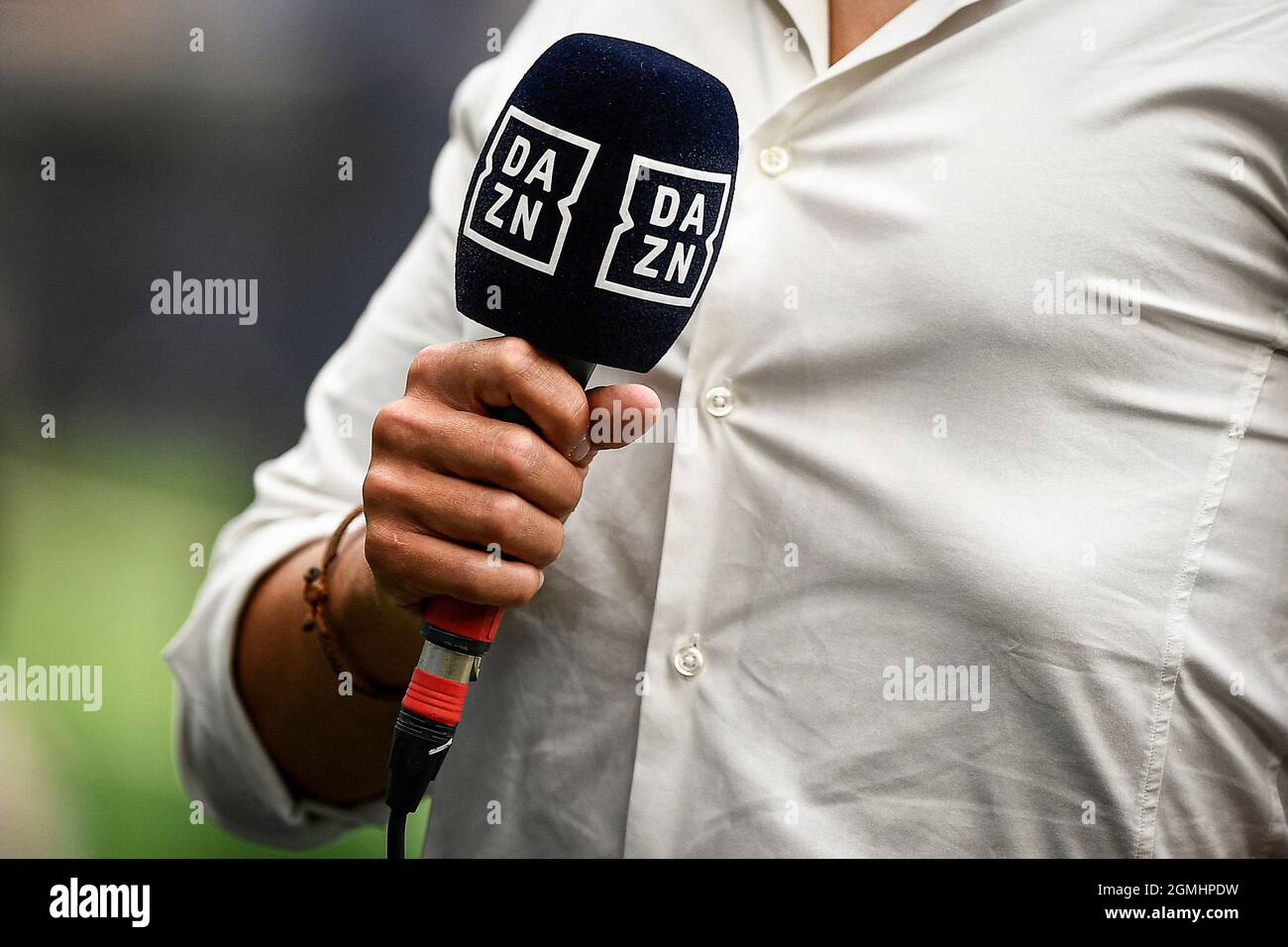 Moderatorin dazn mit mikrofon -Fotos und -Bildmaterial in hoher ...