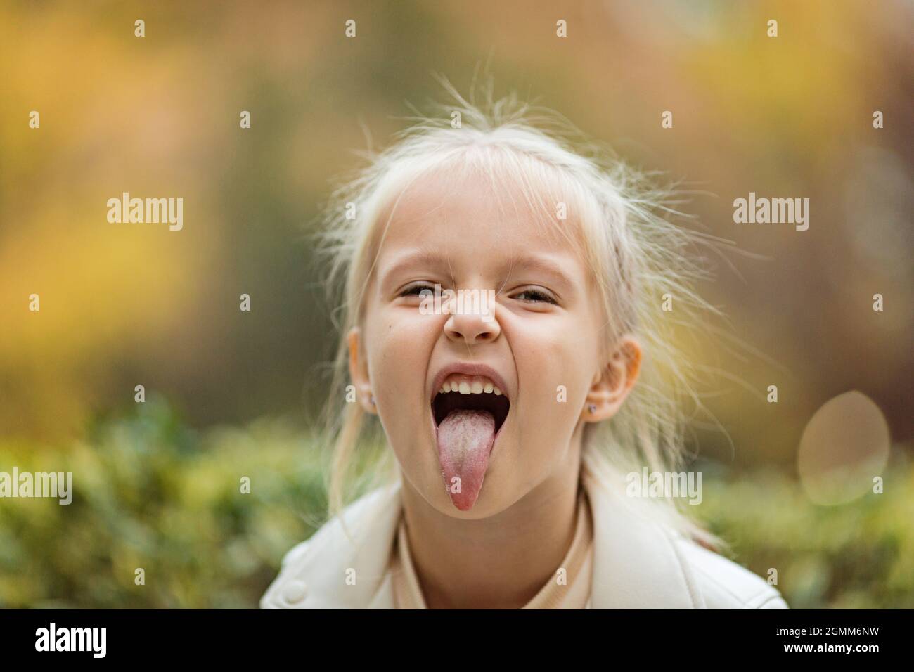 Long tongue kids -Fotos und -Bildmaterial in hoher Auflösung – Alamy