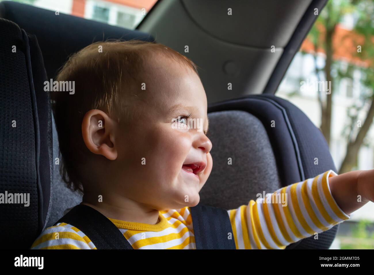 Kleiner junge sitzt im auto -Fotos und -Bildmaterial in hoher Auflösung ...
