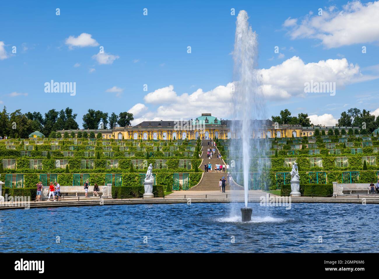 Potsdam, 6. August 2021: Brunnen im Sanssouci Park und Schloss ...