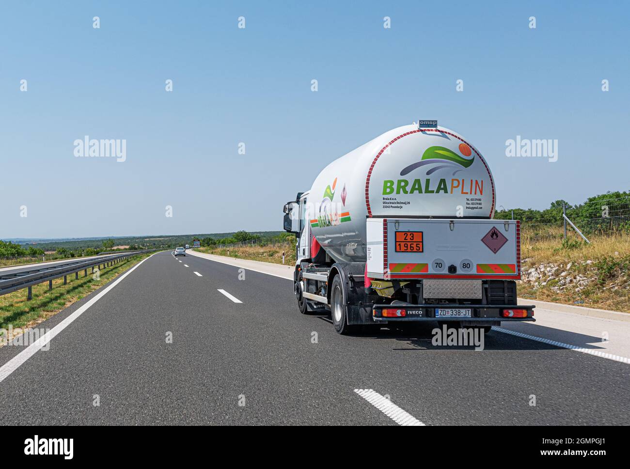 LKW mit Tanker auf der Autobahn Stockfotografie - Alamy