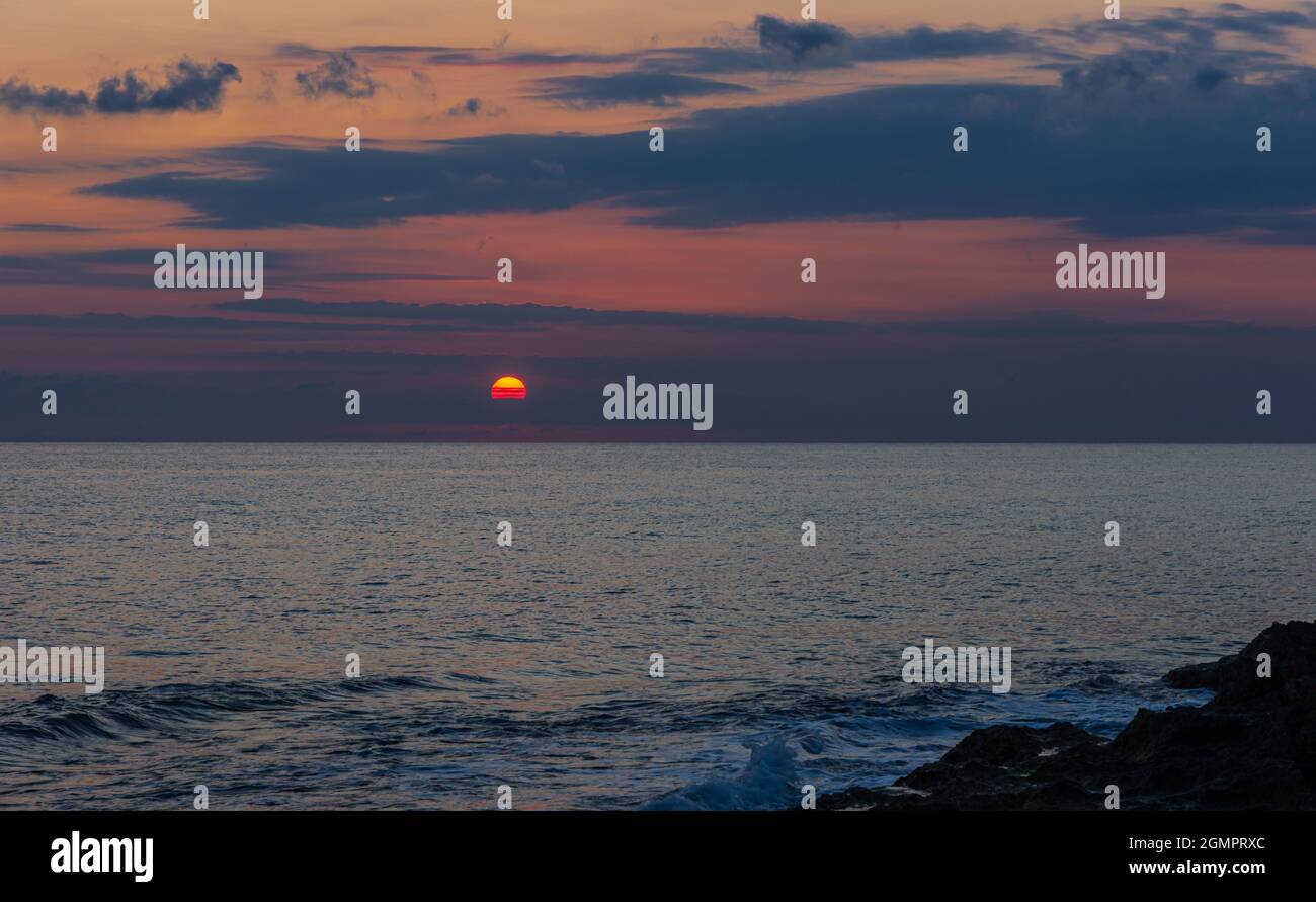 Adriatisches Meer. Ostuni, Apulien. Sonnenaufgang. Berühmter Badeort im ...