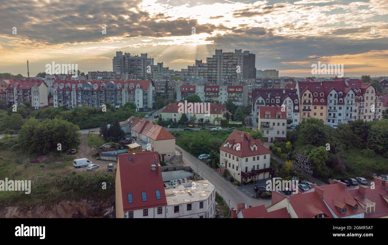 Zgorzelec, Polen - 2. Juni 2021: Luftaufnahme bei Sonnenaufgang im ... Zgorzelec, Polen - 2. Juni 2021: Luftaufnahme bei Sonnenaufgang im ...