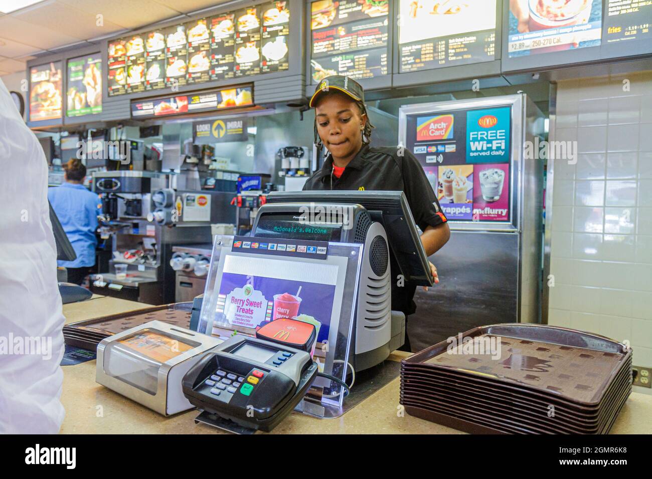 Mcdonalds fast food restaurant theke jugendlich -Fotos und -Bildmaterial in hoher Auflösung – Alamy