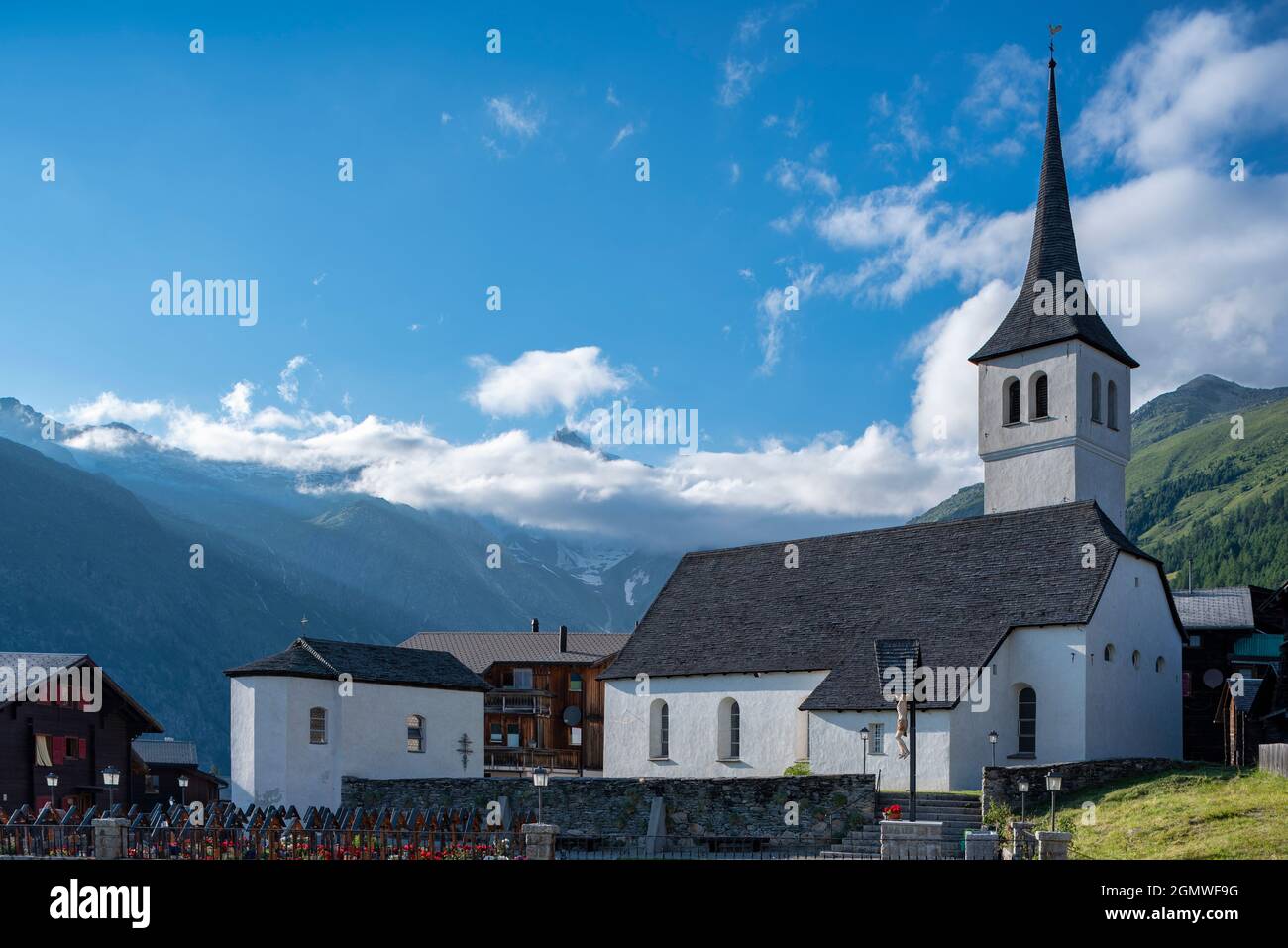 Pfarrkirche mit Beinhaus und Friedhof, im Hintergrund das große ...
