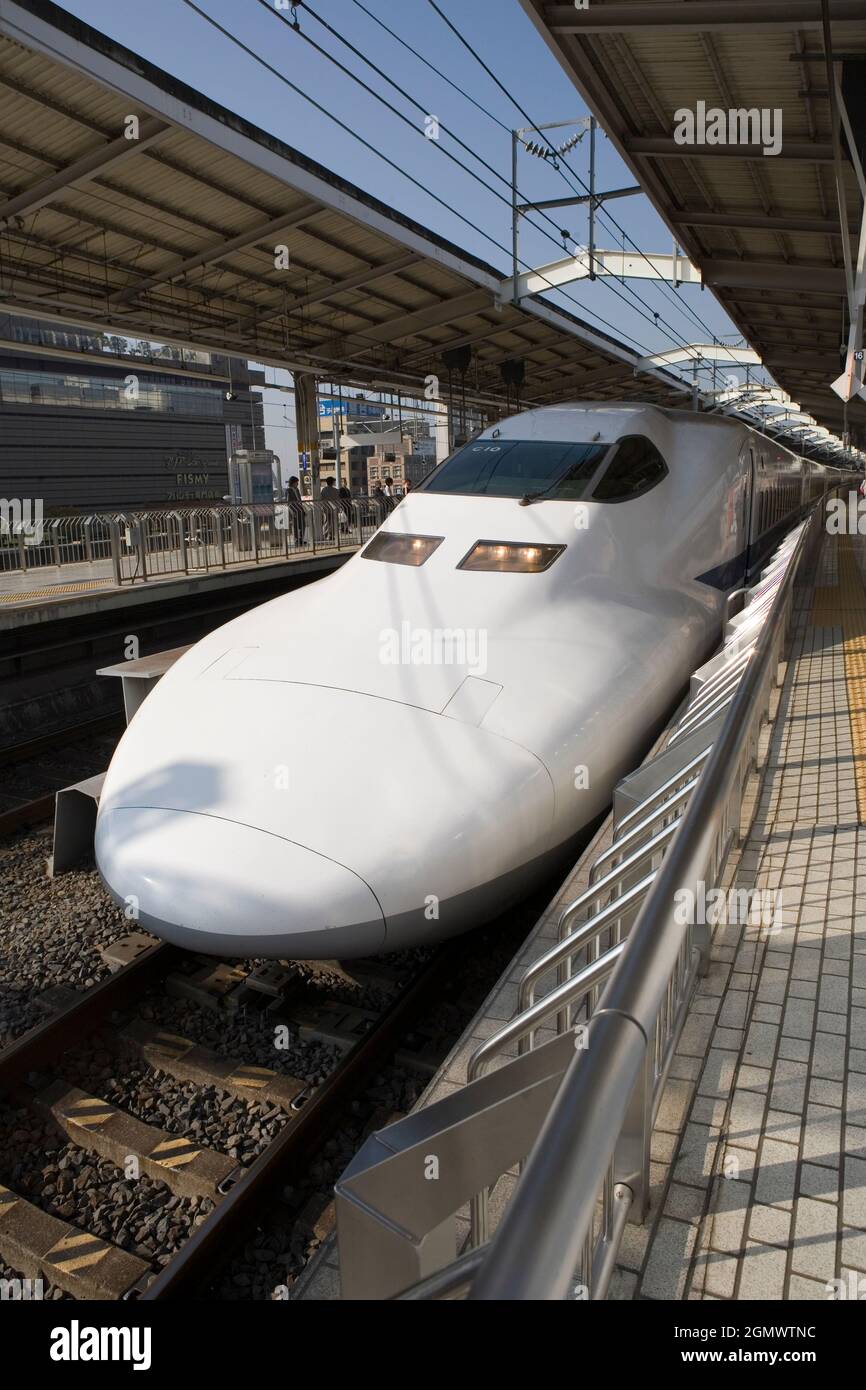 Shinkansen 700 Bullet Train in Kyoto Station, sieht aus, als ob es ...