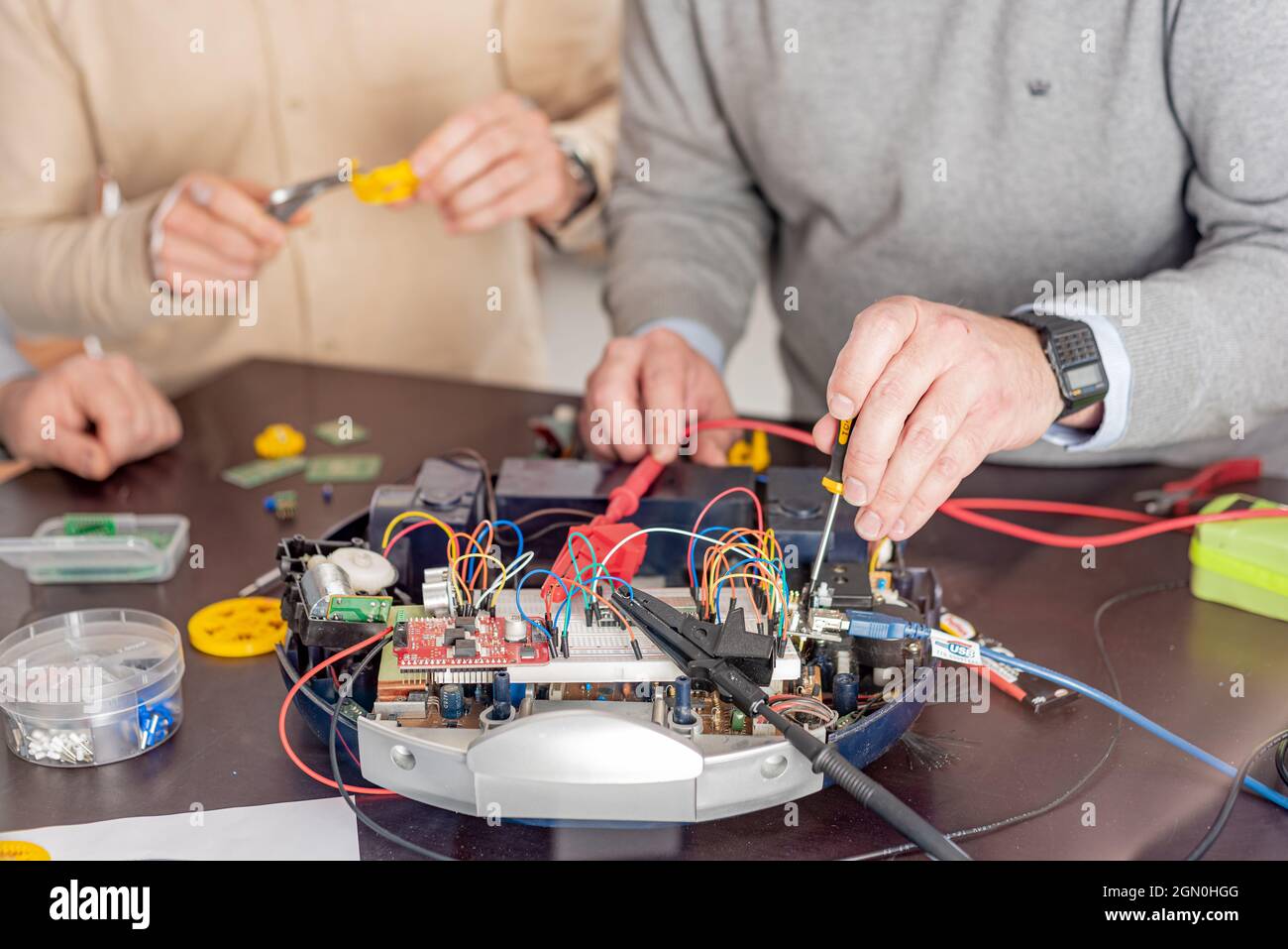 Ein Team von Ingenieuren, die an einem neuen Prototyp arbeiten ...
