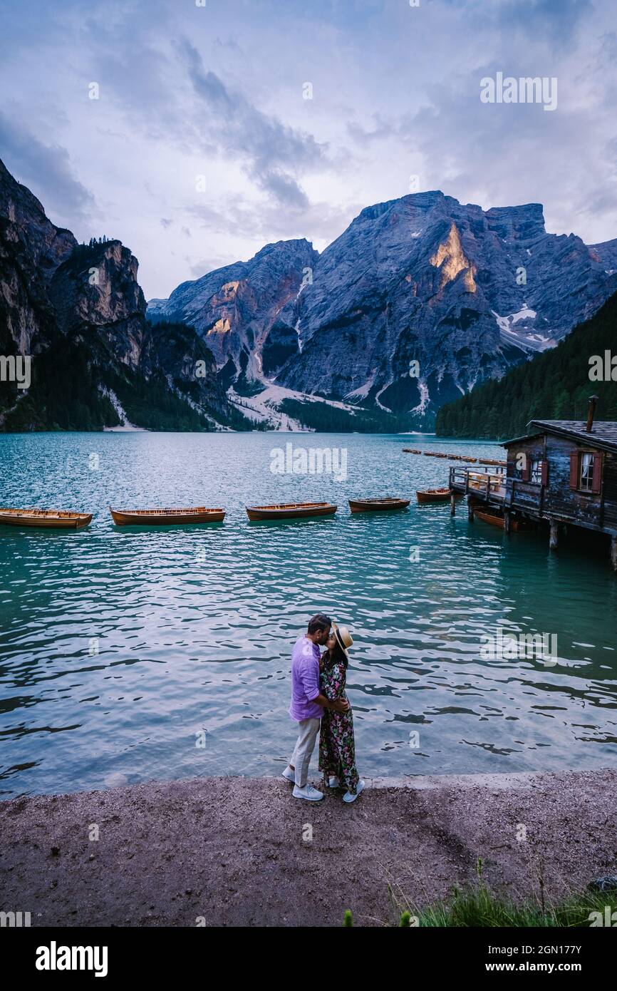 Schöne Landschaft von Prags See Lago di Prags, romantischer Ort mit ...