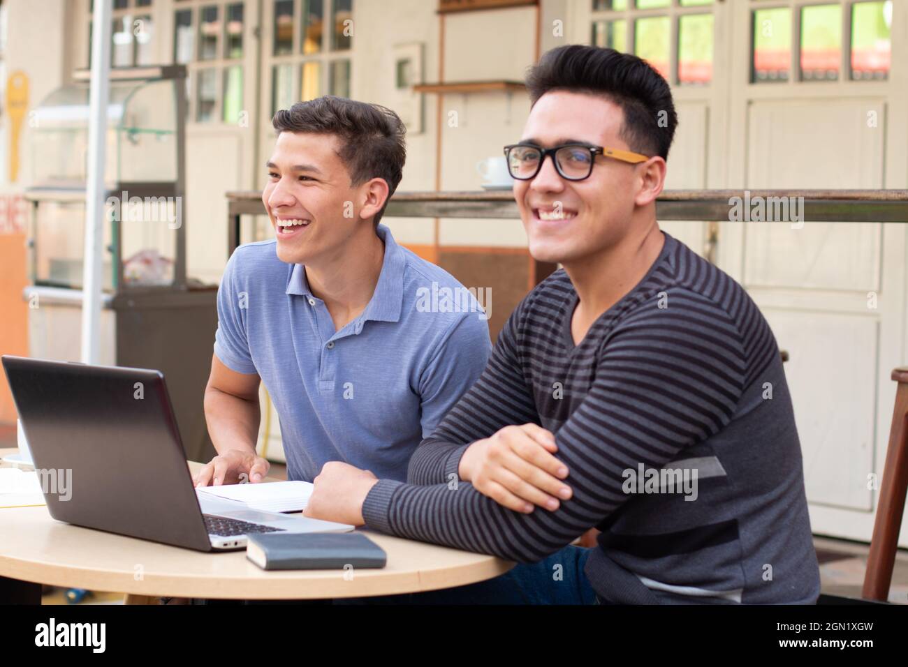 Zwei junge studenten lachen -Fotos und -Bildmaterial in hoher Auflösung ...