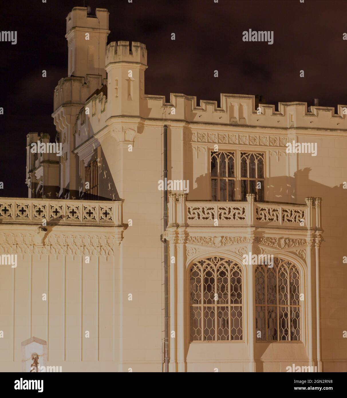 Schloss Lednice in der Nacht. Das Schloss wurde 1996 in die UNESCO ...