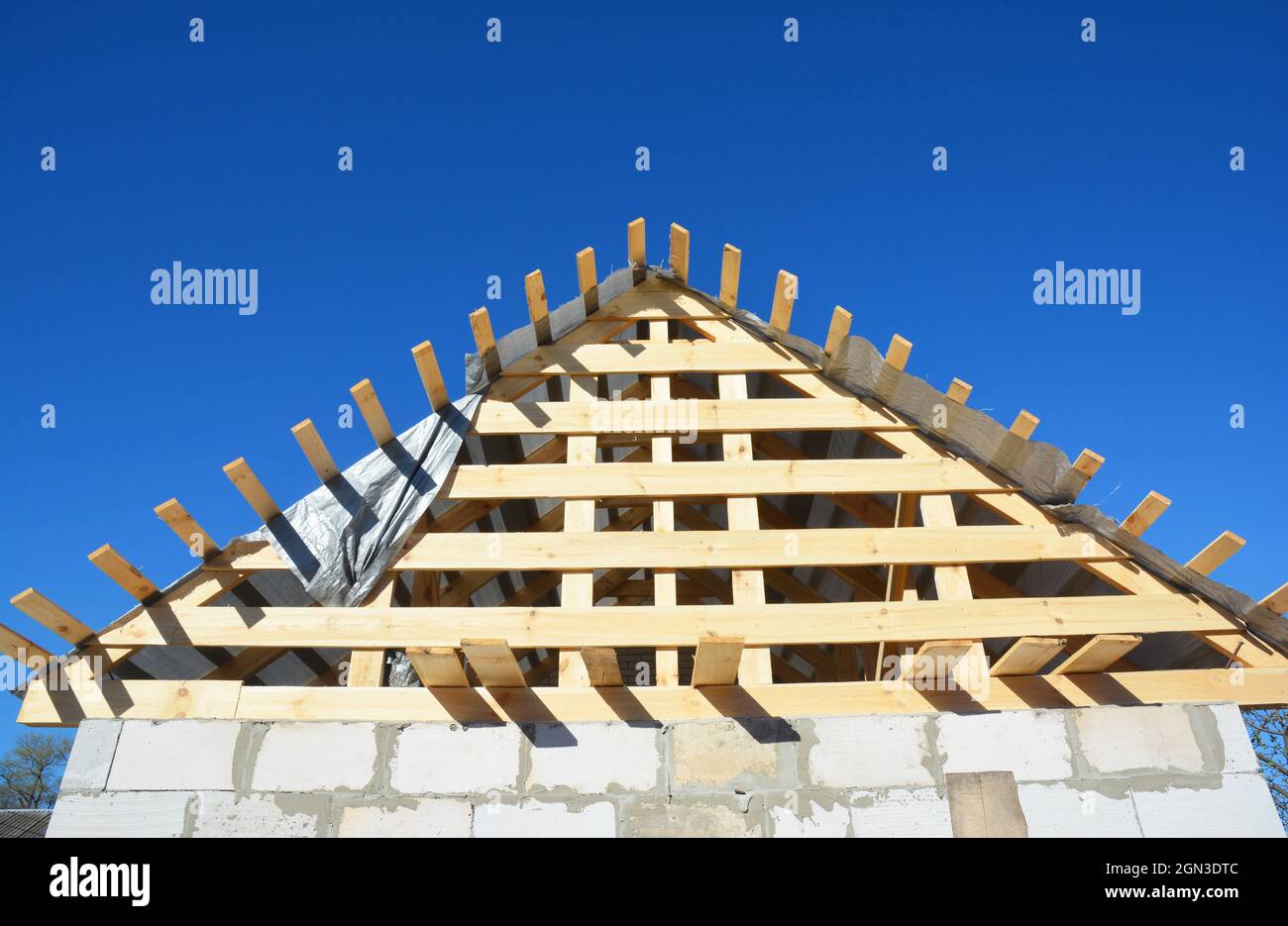 Dachkonstruktion. Holzdach Dachkonstruktion mit Holzdachbalken ...