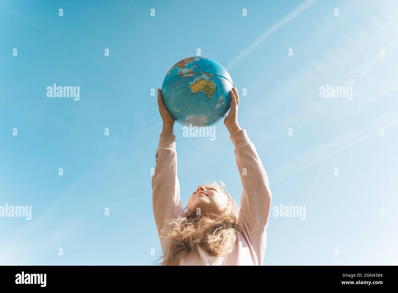 Globus In Kinderhand Stockfotos und -bilder Kaufen - Alamy