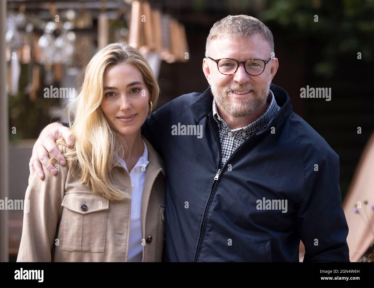 Der Filmproduzent und Regisseur Guy Ritchie mit seiner Frau, seinem ...