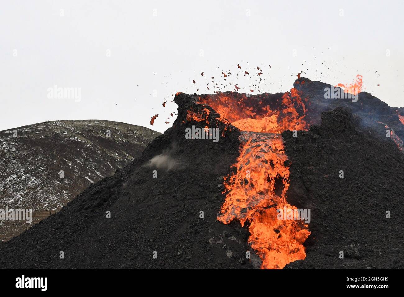 Die Eruption von 2021 am Fagradalsfjall, Island. Lava, die aus dem ...