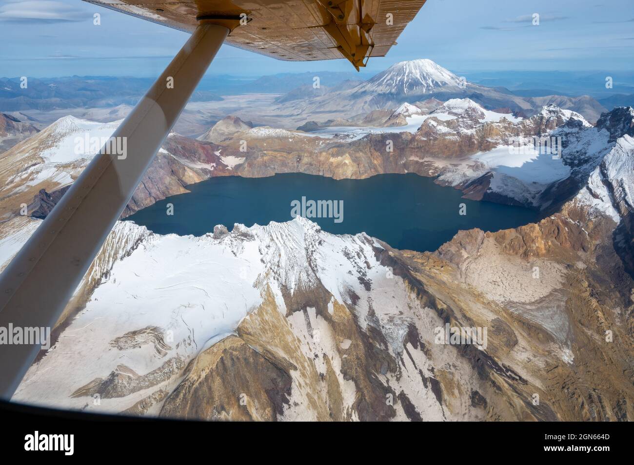 Das Wasserflugzeug, das Erstsemester-Mitglieder trägt, fährt auf dem ...