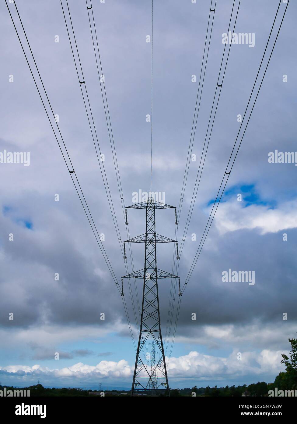 Ein Hochspannungs-Stromübertragungspylon und Freileitungen - Teil des ...