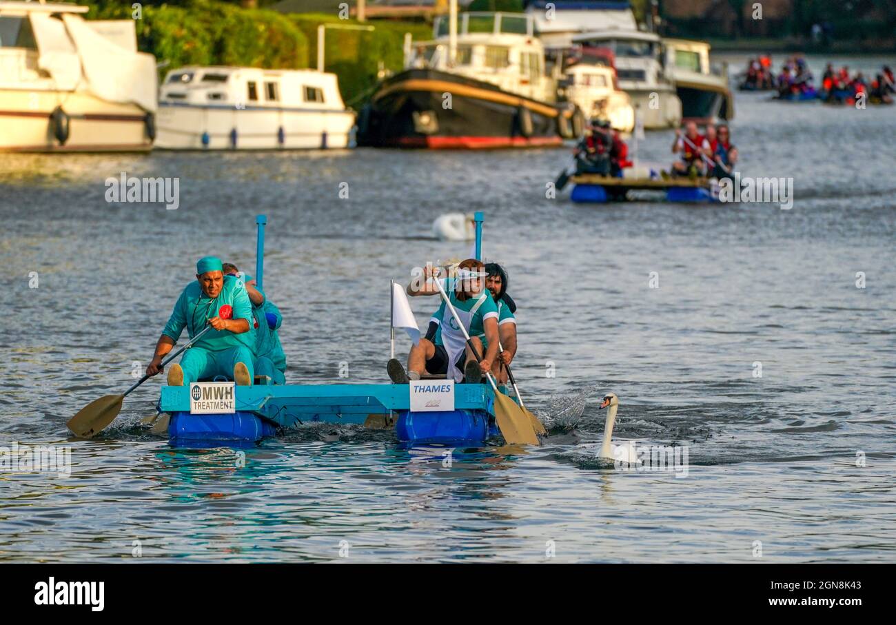 Teilnehmer des Thames Water Raft Race, das die Themse in der Nähe von ...