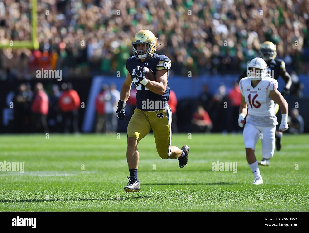 25. September 2021: Notre Dame kämpft gegen den irischen Linebacker ...