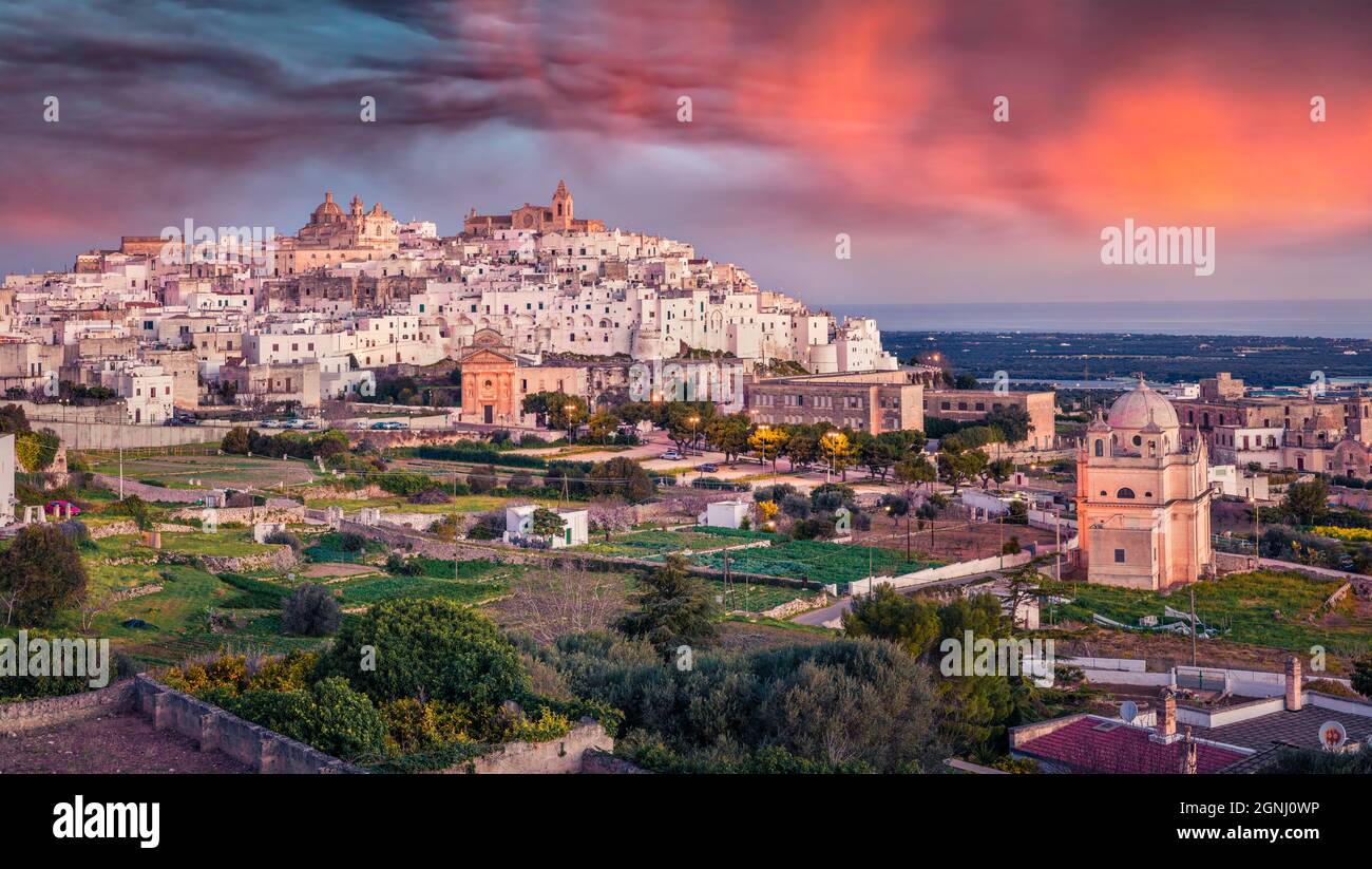Ostuni sonnenuntergang sommer -Fotos und -Bildmaterial in hoher ...