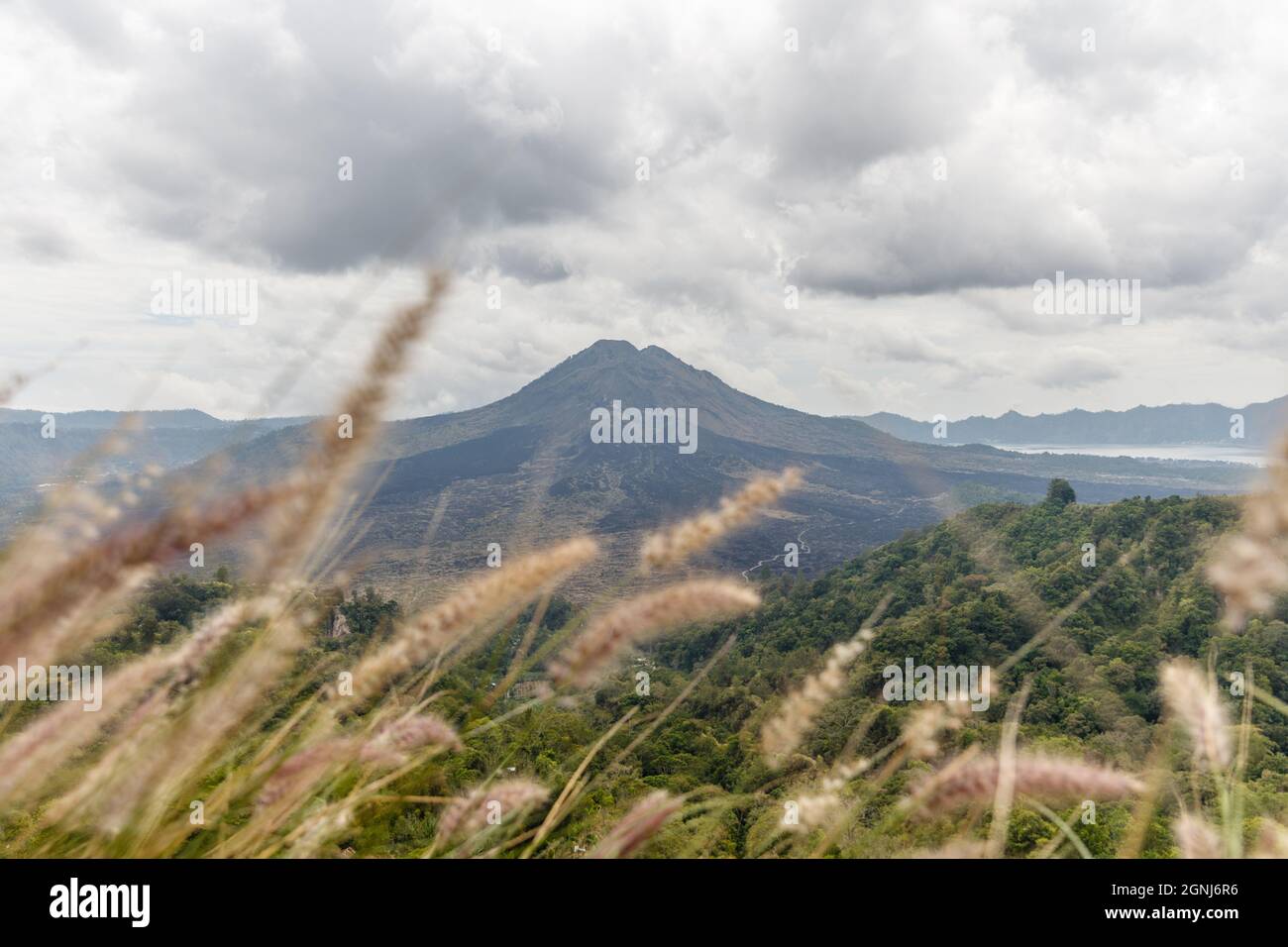 Vulkan batur und see danau batur -Fotos und -Bildmaterial in hoher ...