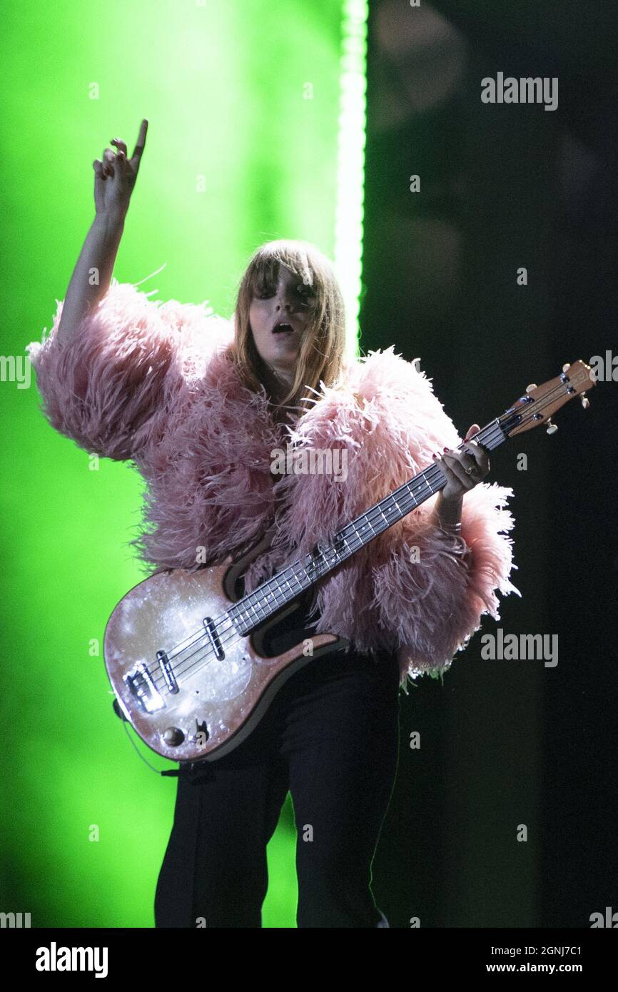 Victoria De Angelis von The Maneskin tritt am 25. September 2021 auf ...
