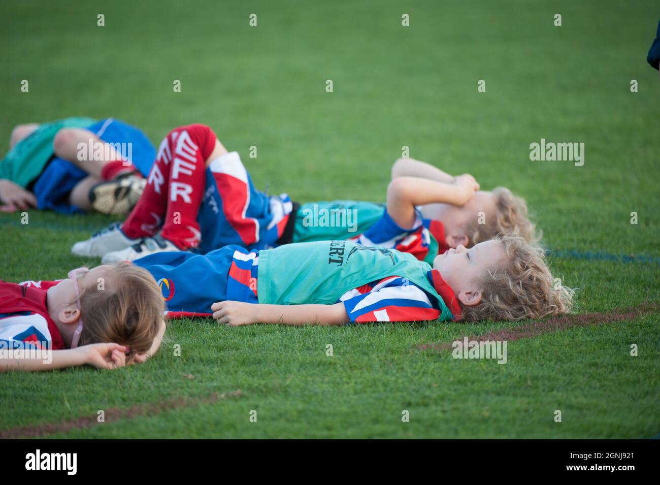 Kinder mannschaftssport -Fotos und -Bildmaterial in hoher Auflösung – Alamy