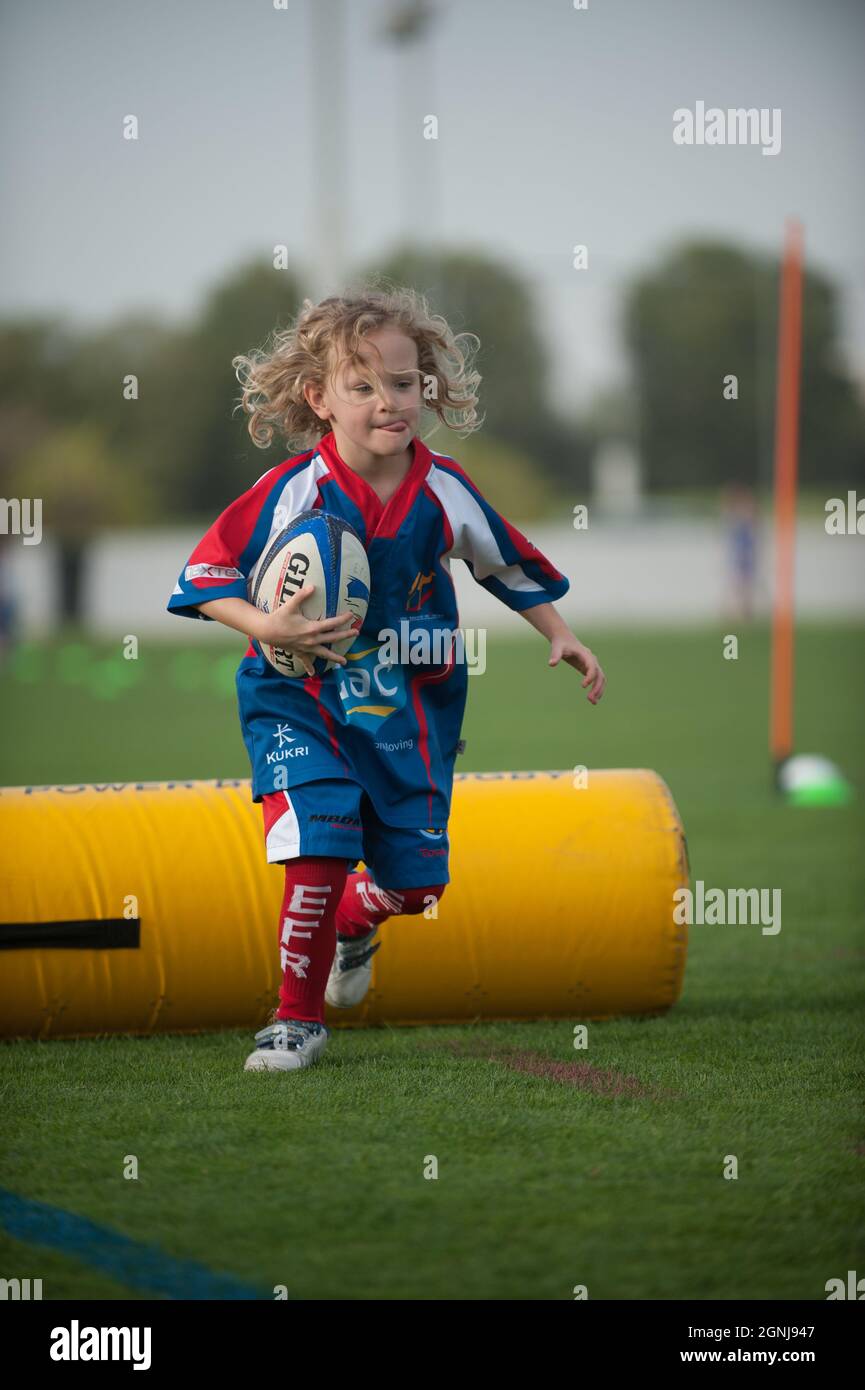 Learning to play rugby -Fotos und -Bildmaterial in hoher Auflösung – Alamy