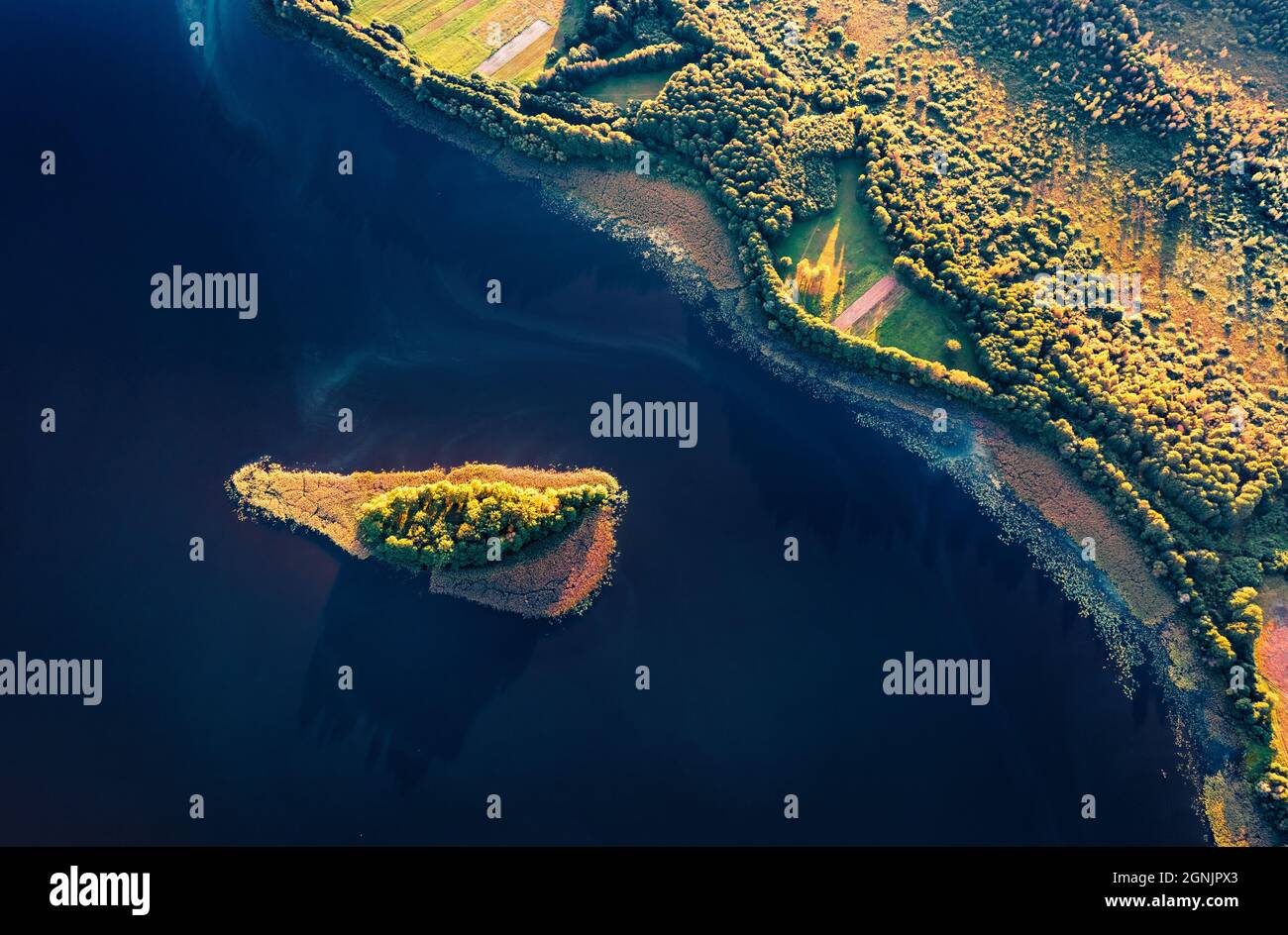 Blick auf die kleine Insel am Krymne Lake. Atemberaubende Morgenszene ...