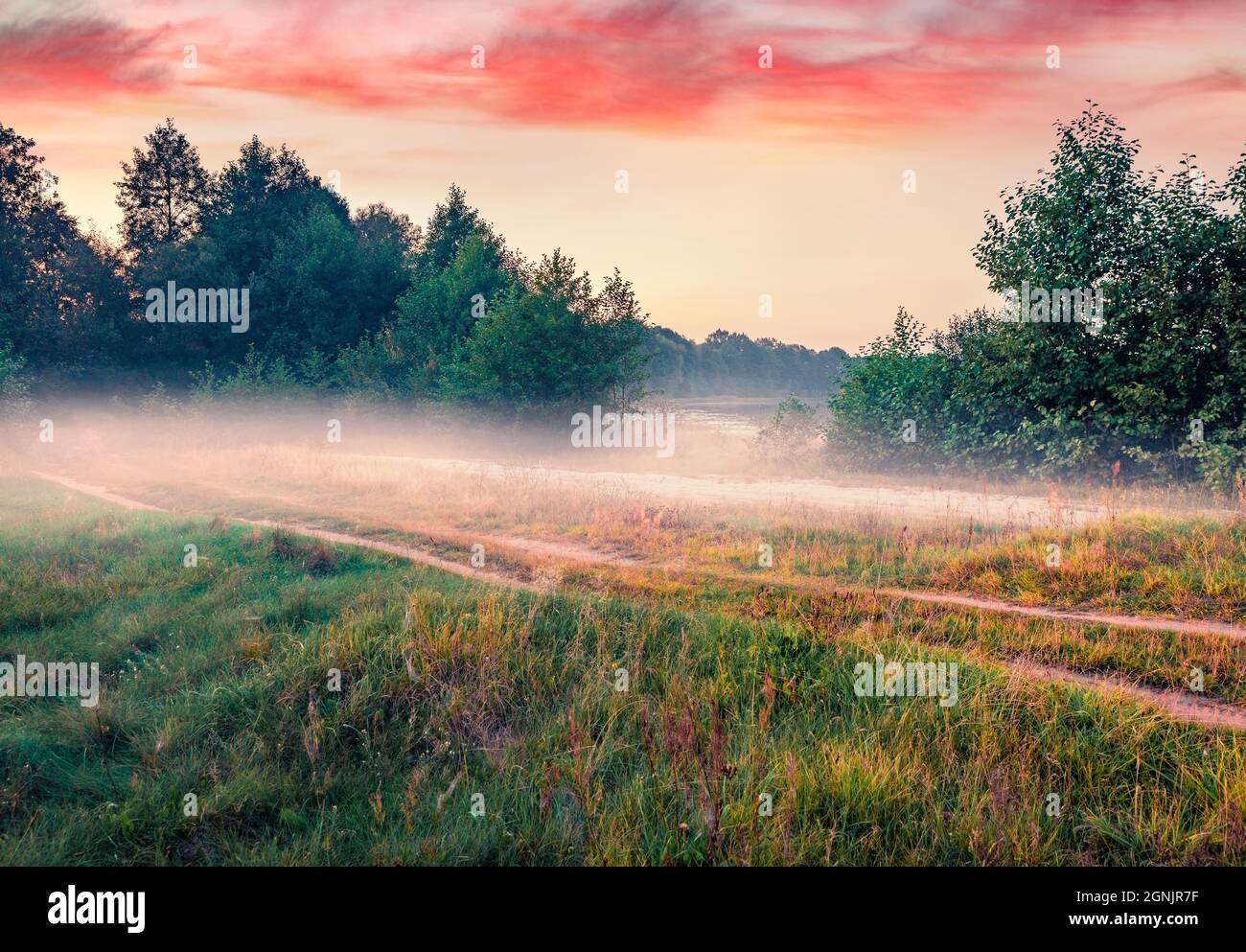 Nebliger Sommeruntergang auf ukrainischer Landschaft. Herrliche ...