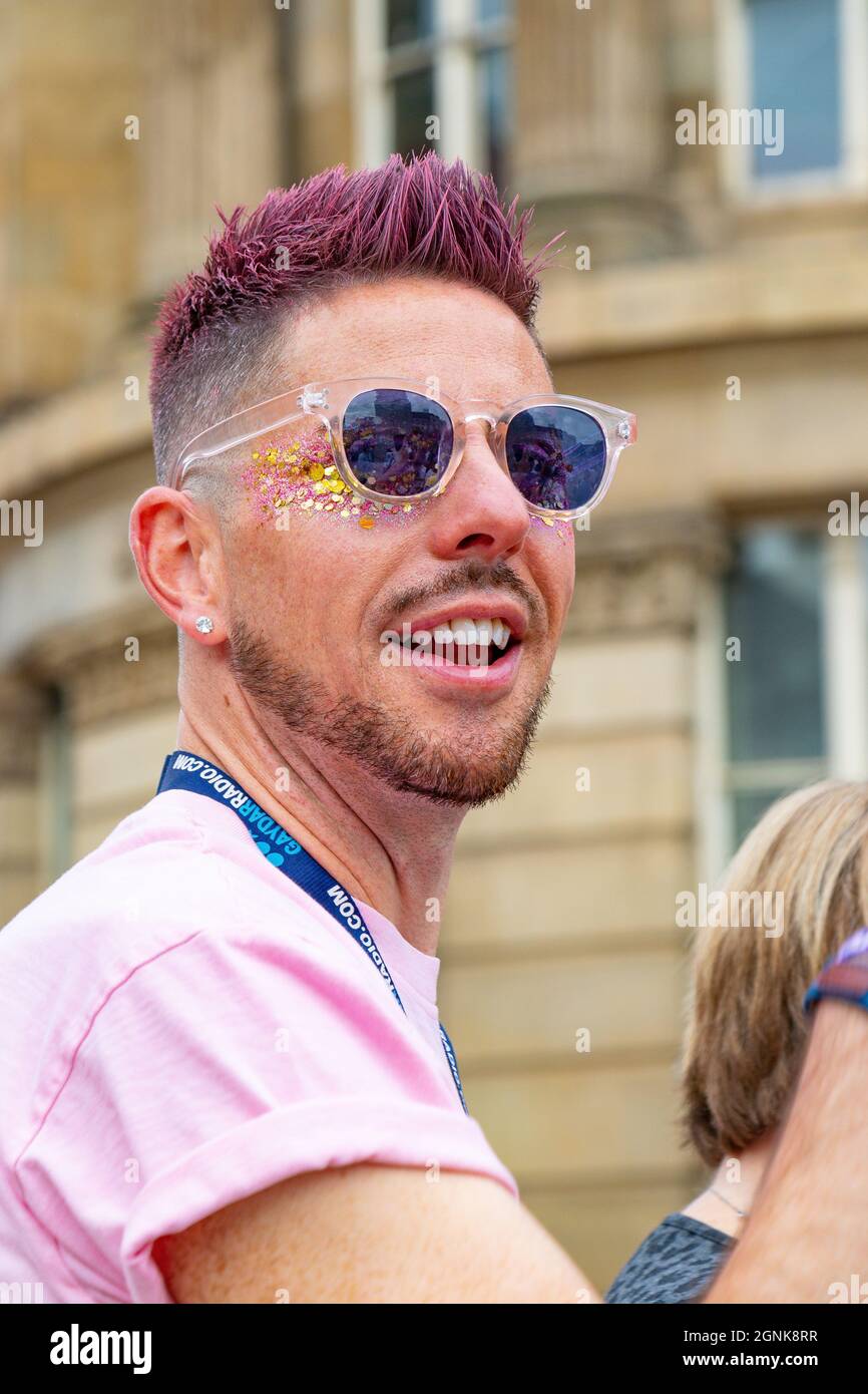 Young gay man -Fotos und -Bildmaterial in hoher Auflösung – Alamy