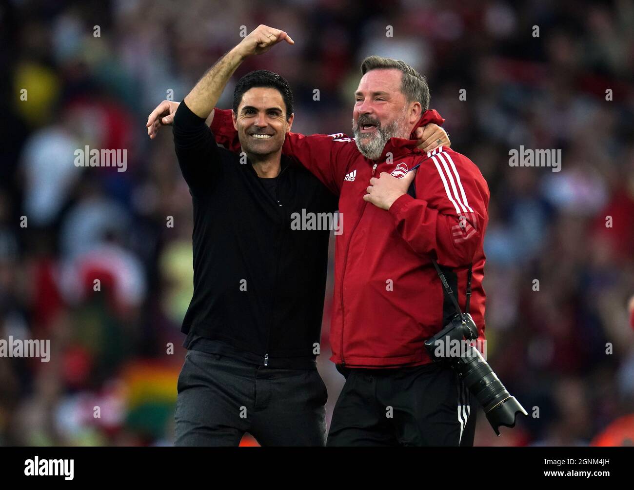 Arsenal-Manager Mikel Arteta feiert mit dem Clubfotografen Stuart ...