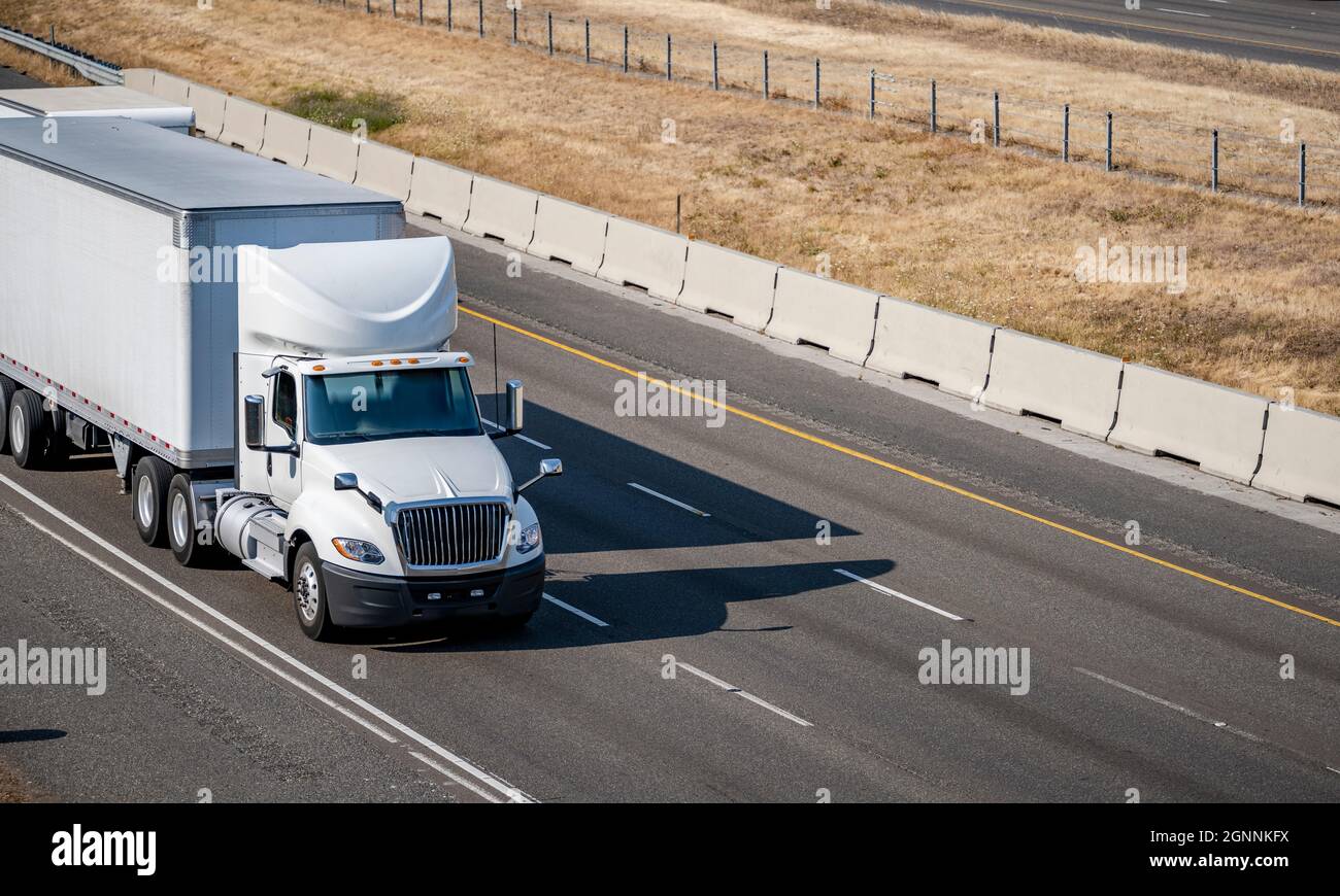 Day Cab Industrial Motorhaube weiß Big Rig Semi-Truck mit ...