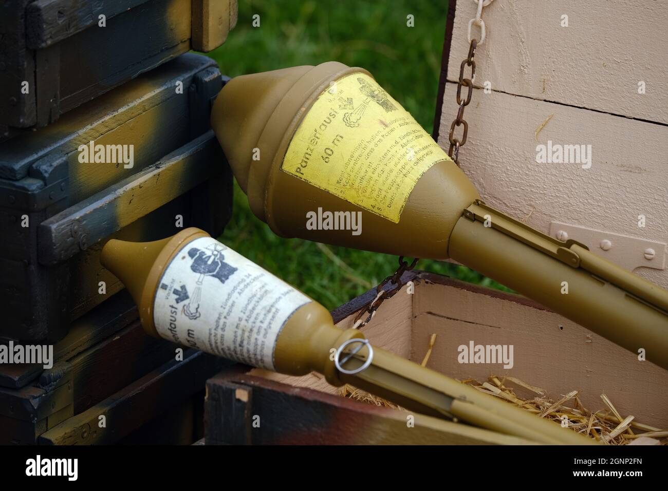 Die Panzerfaust war eine preiswerte, eingeschossige, rückerlose ...