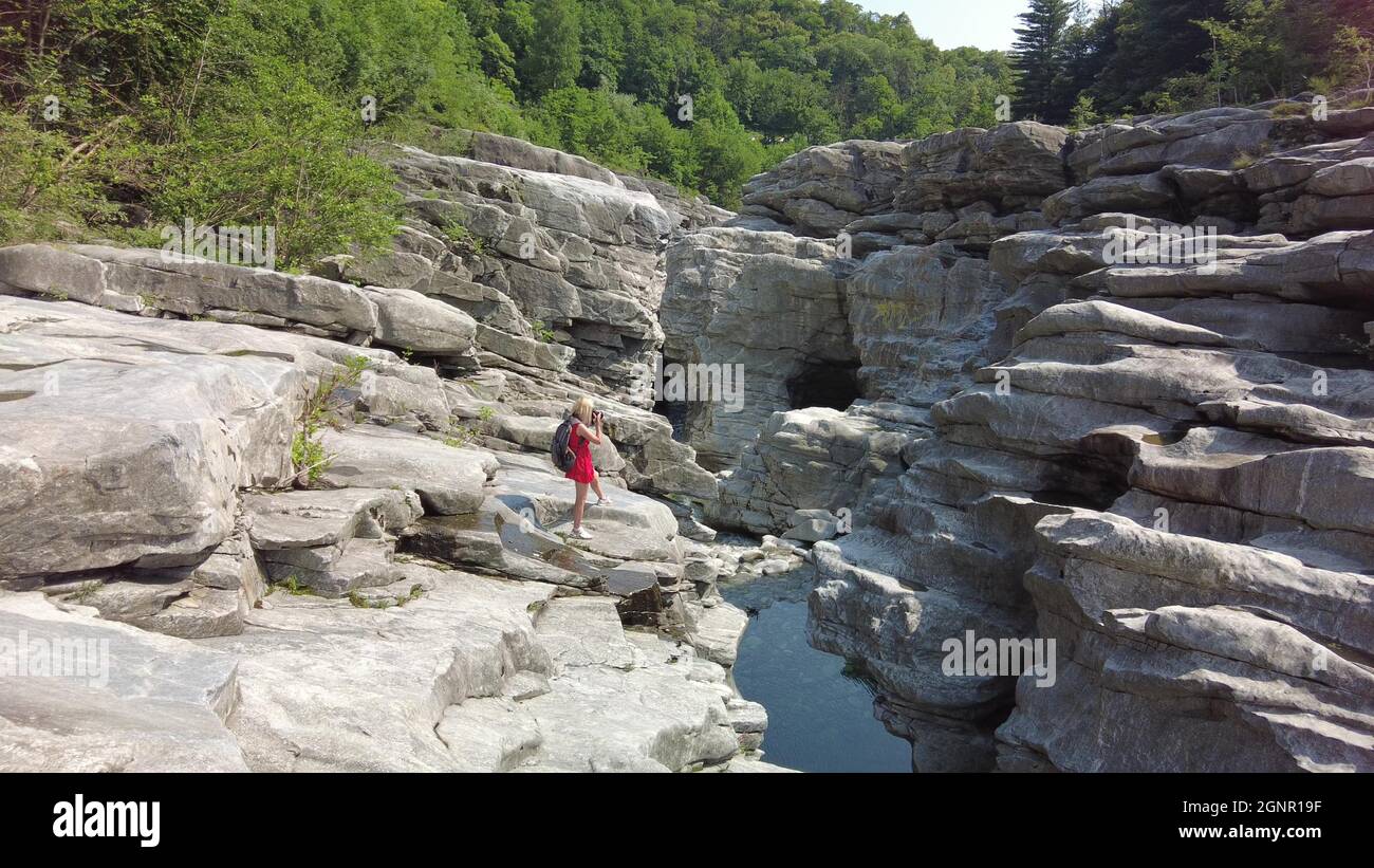 Fotografin Frau, die mit der Kamera in der Aussichtspunkt-Schlucht der ...