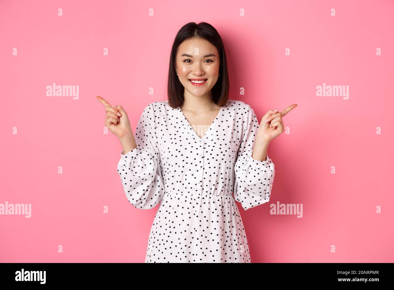 Schöne asiatische Frau, die beim Einkaufen die Wahl getroffen hat, die ...