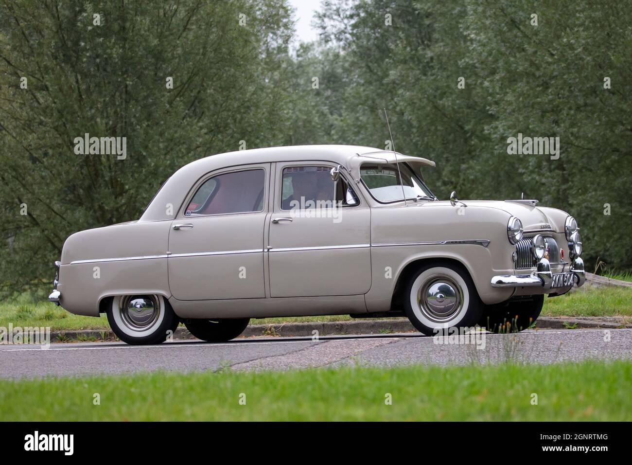 1956 Ford Consul Oldtimer Stockfotografie - Alamy