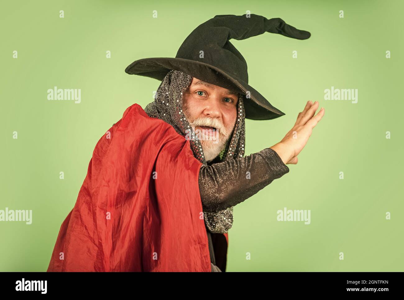 Seltsamer alter Großvater mit grauem Bart. Teufelsmann. Urlaub und ...