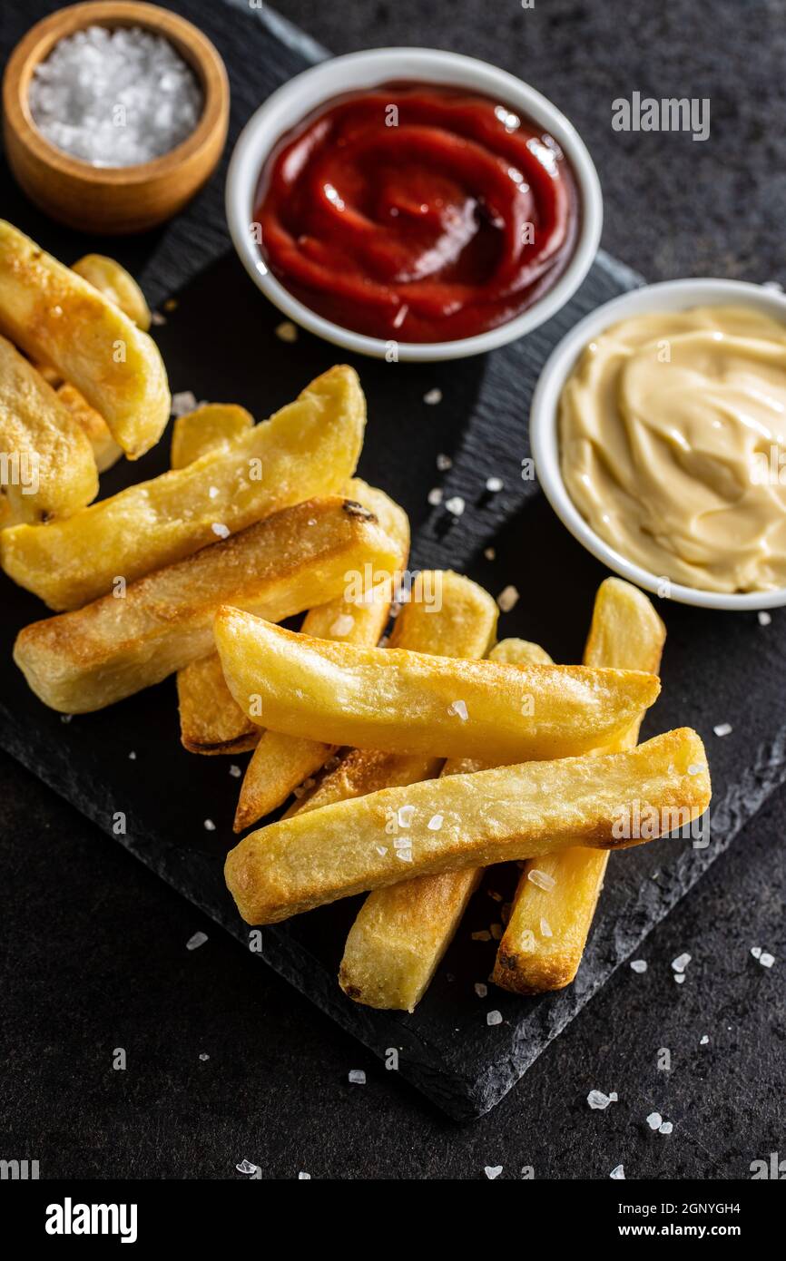 Große pommes frites. Gebratene Kartoffelchips mit Ketchup und Mayo ...