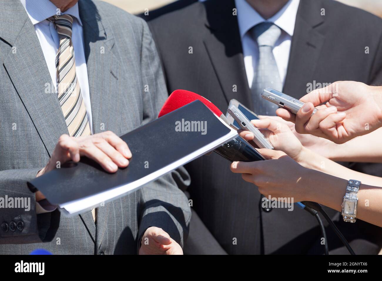 Politik politiker press medienmikrofon -Fotos und -Bildmaterial in ...