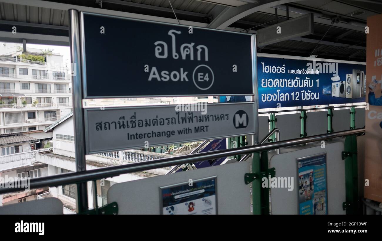 Ortsschild Asok BTS Skytrain Station Sukhumvit Road an der Asok Montri ...