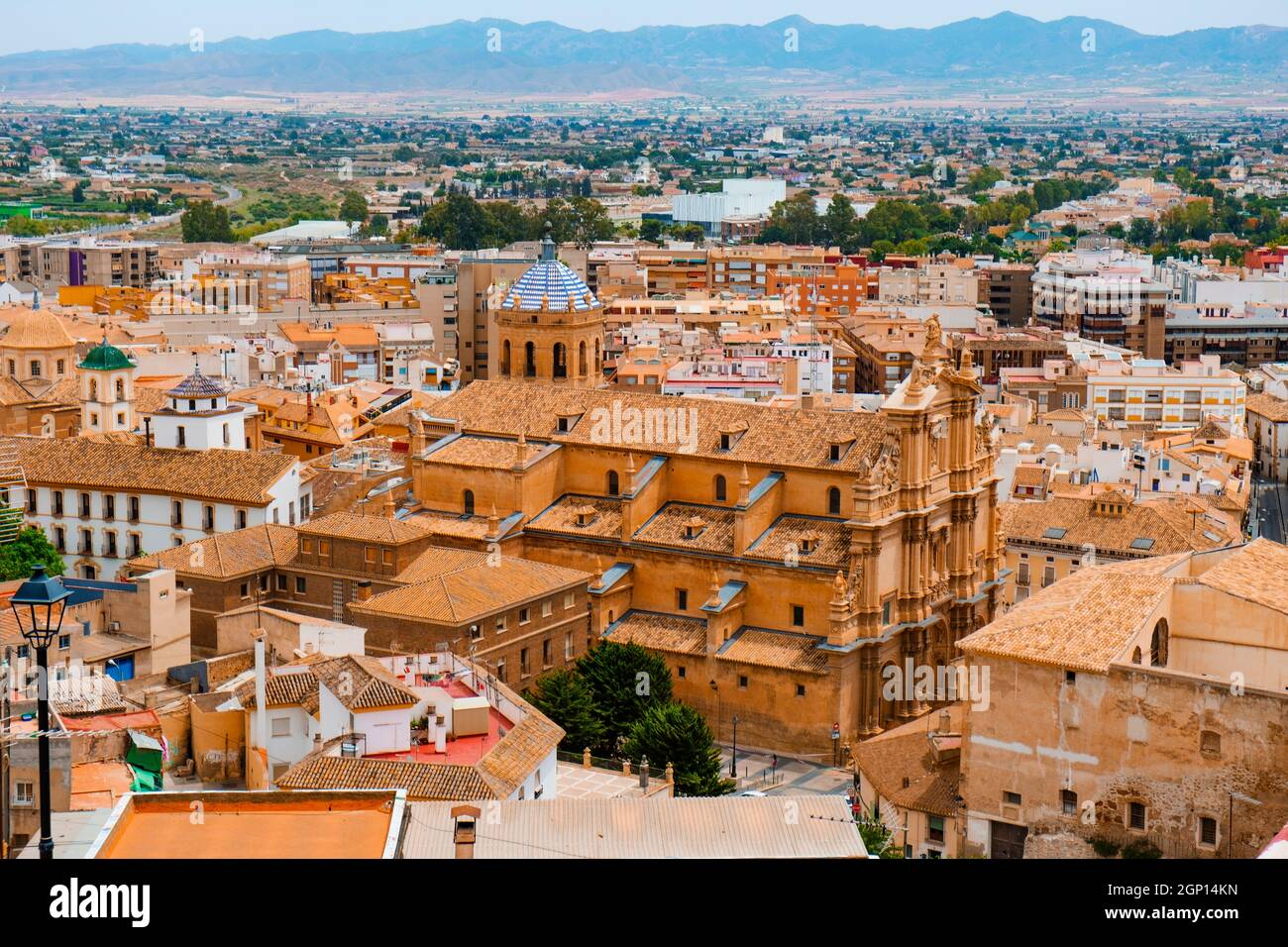 Eine Luftaufnahme der Colegiata de San Patricio, in Lorca, Spanien, die ...