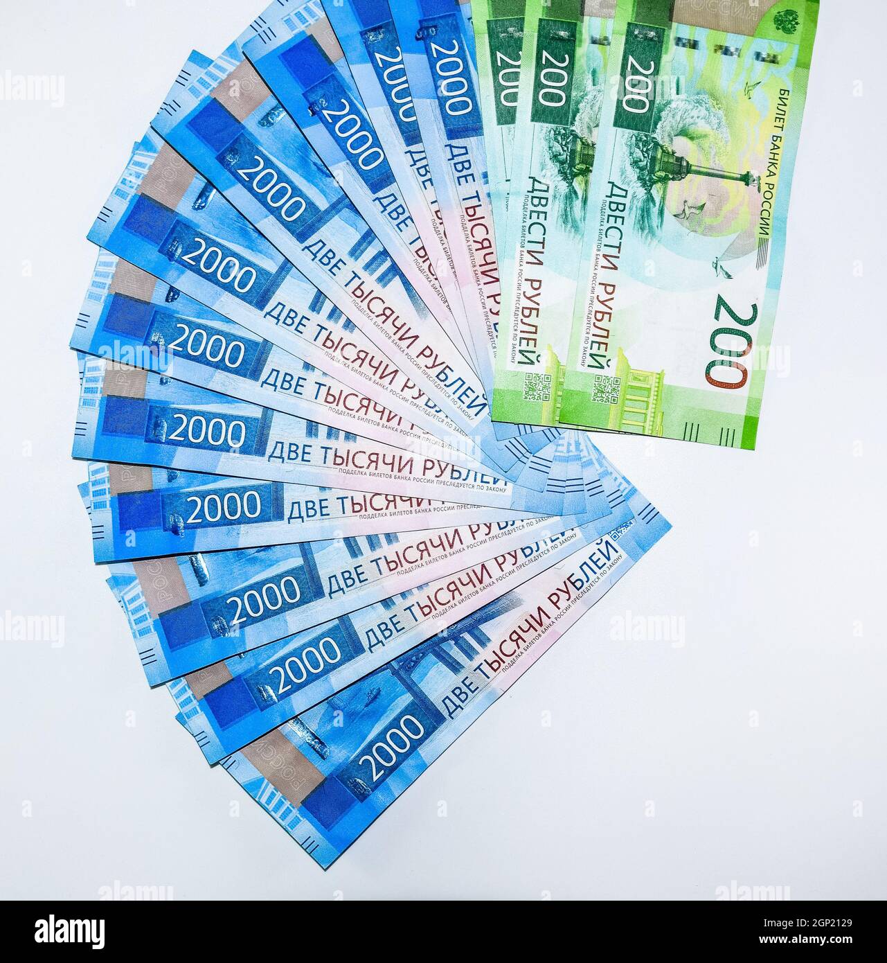 Russische neue Stückelung von 2000 und 200 Rubel. Russische Banknoten ...
