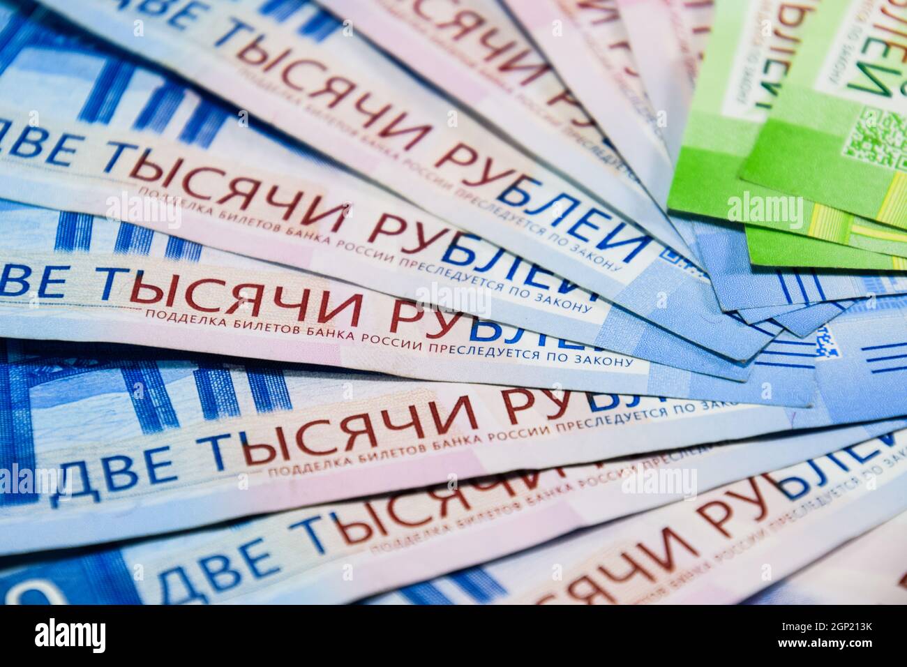 Russische neue Stückelung von 2000 und 200 Rubel. Russische Banknoten ...