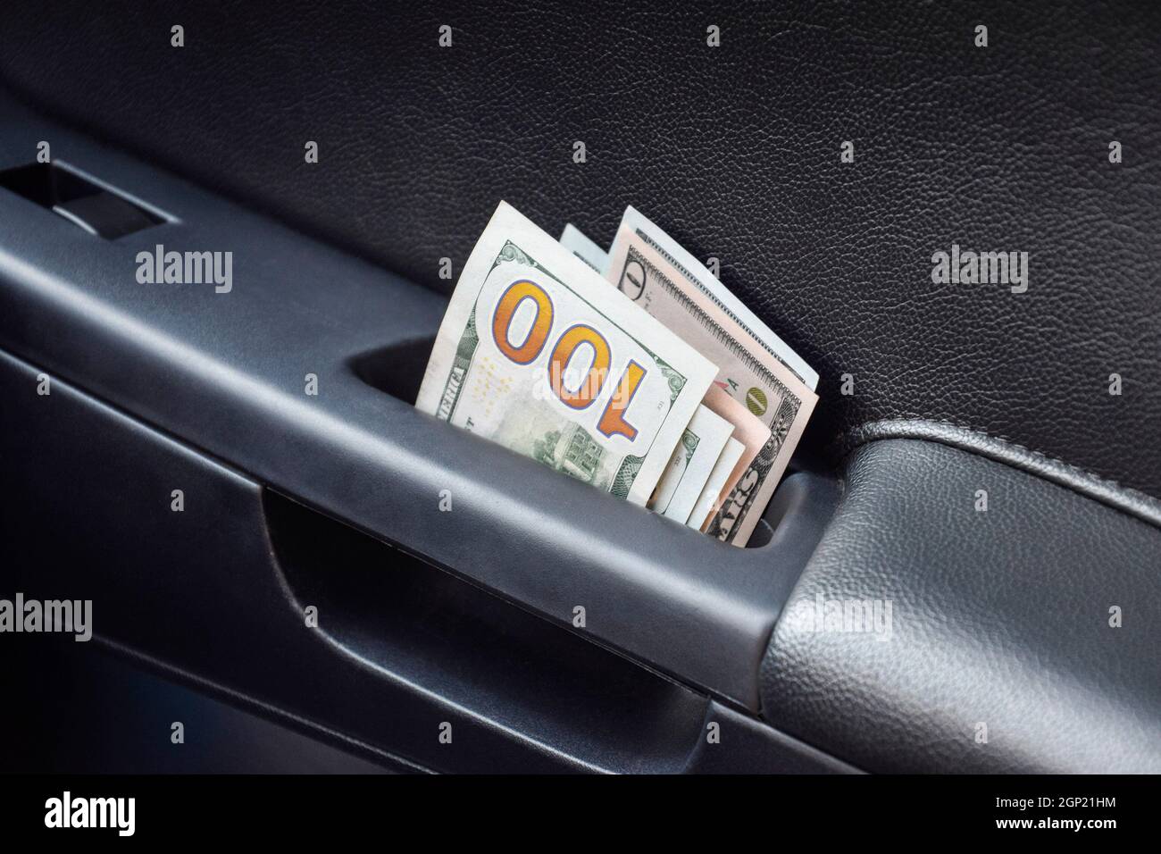 Mehrere Noten von US-Dollar und sind in der Hälfte gefaltet in der Tür ...