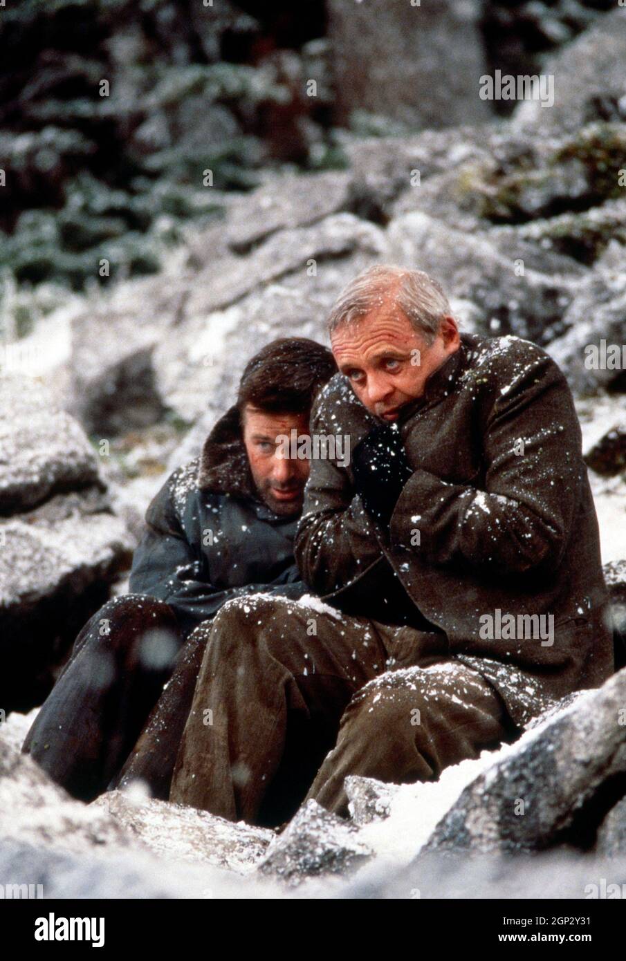 DER RAND, von links: Alec Baldwin, Anthony Hopkins, 1997. ph: Joe ...