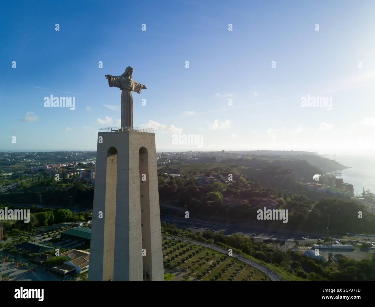 Luftaufnahme der Statue von "Cristo-Rei" in Lissabon - Portugal ...