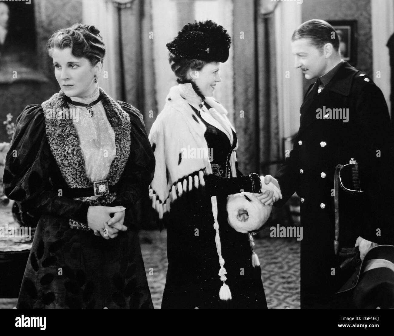 KAVALKADE, von links: Diana Wynyard, Irene Browne, Clive Brook, 1933 ...