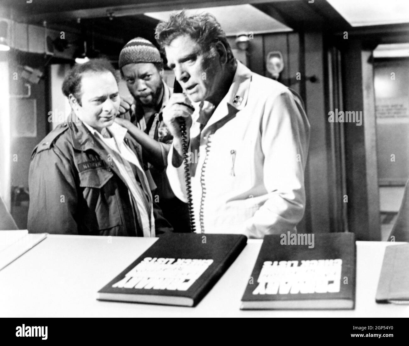 TWILIGHT'S LAST GLIMING, (aka ALERTA: MISSILES), von links, Burt Young ...