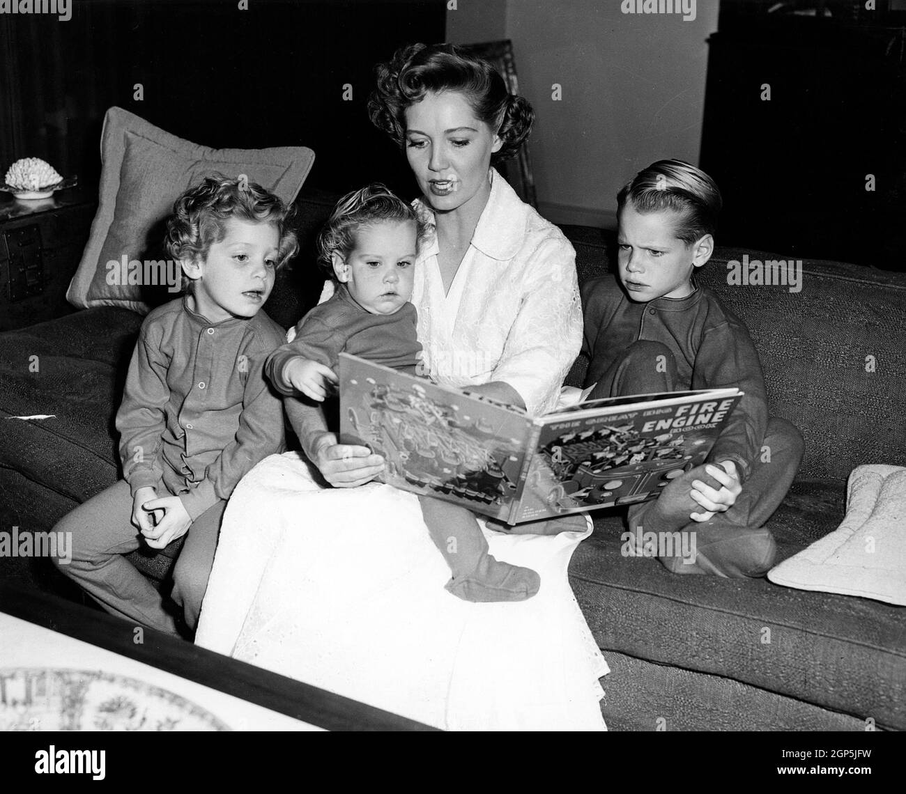 Mary Elliott Cummings (Mitte), Ehefrau von Robert Cummings, mit ihren ...