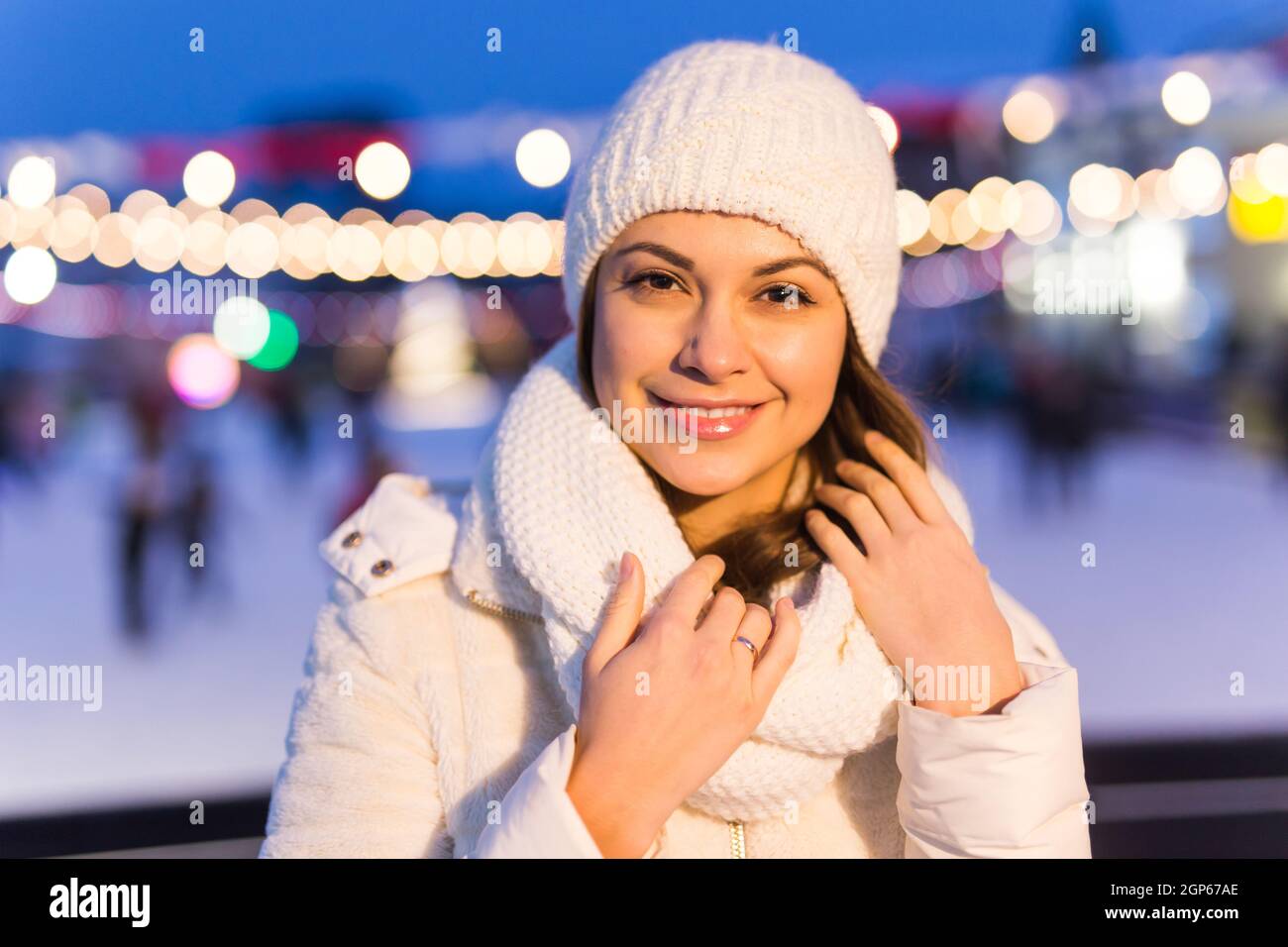 Eine Frau auf der Eisbahn ist Schlittschuhlaufen und macht Selfie auf ... Eine Frau auf der Eisbahn ist Schlittschuhlaufen und macht Selfie auf ...